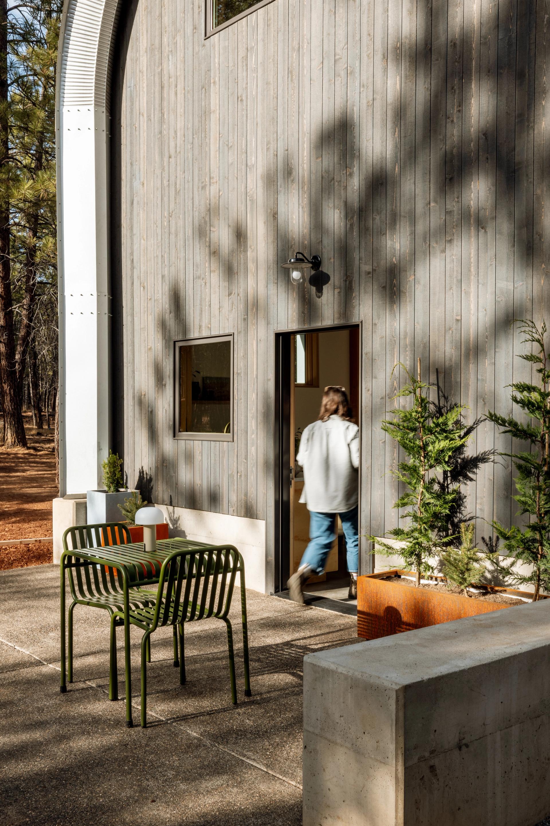 Schoolhouse Visits A Saarinen-Inspired Corrugated Steel Hut in Oregon