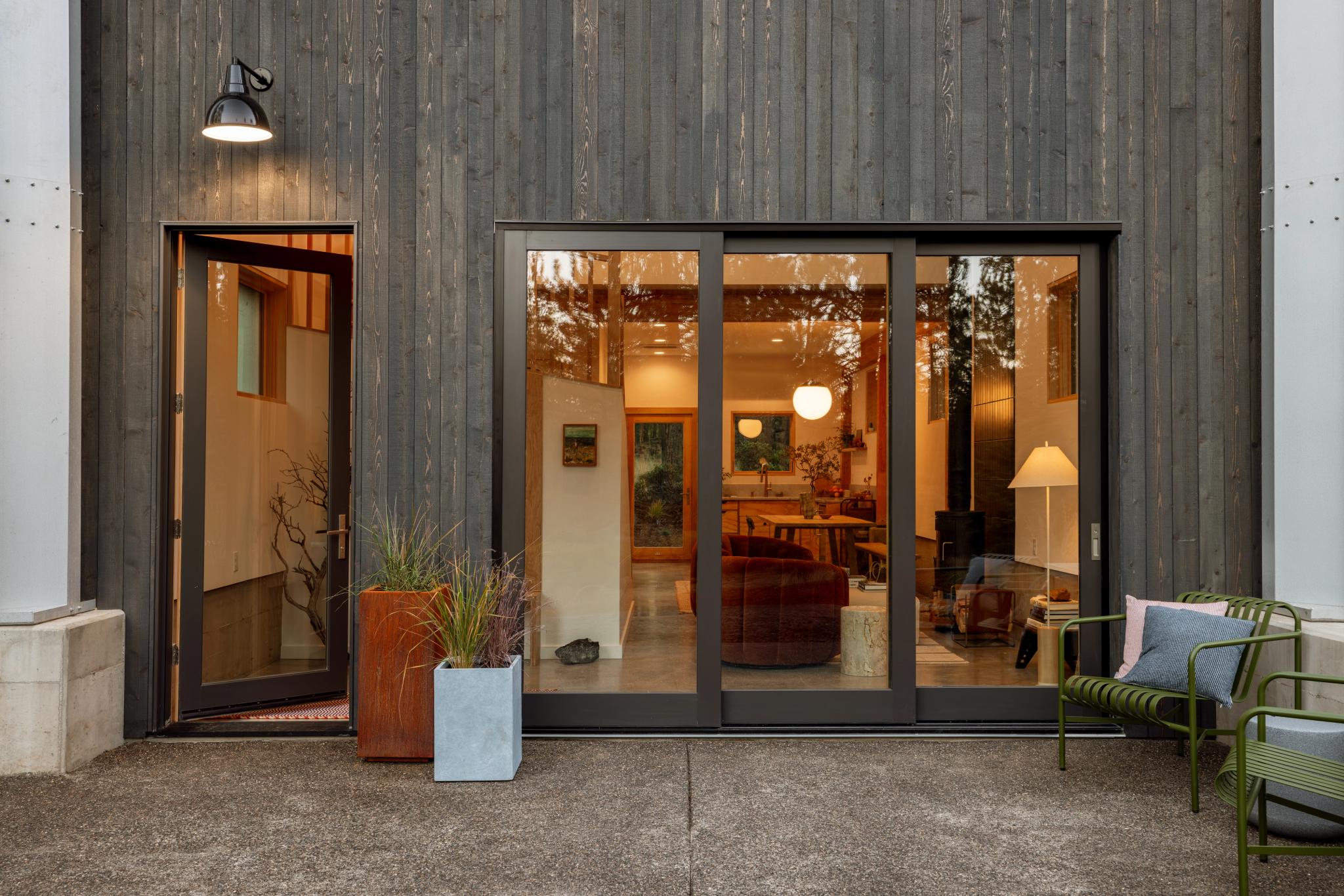 Schoolhouse Visits A Saarinen-Inspired Corrugated Steel Hut in Oregon
